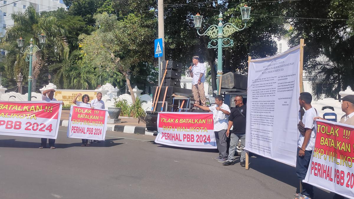 Saat Warga Hingga Tokoh Masyarakat Cirebon Unjuk Rasa Tolak Kenaikan PBB - Regional Liputan6.com