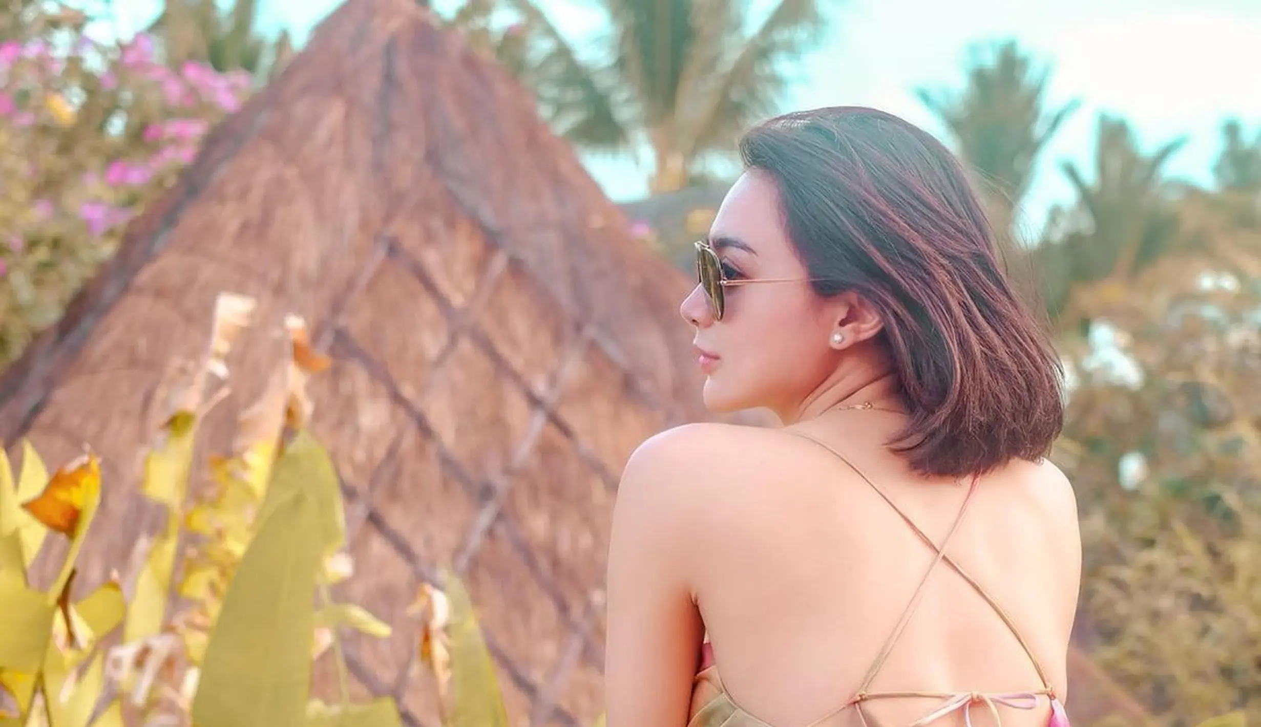 7 Potret Wika Salim Pamer Punggung Mulus, Ada Pose Seksi di Pinggir Pantai - Photo Fimela.com