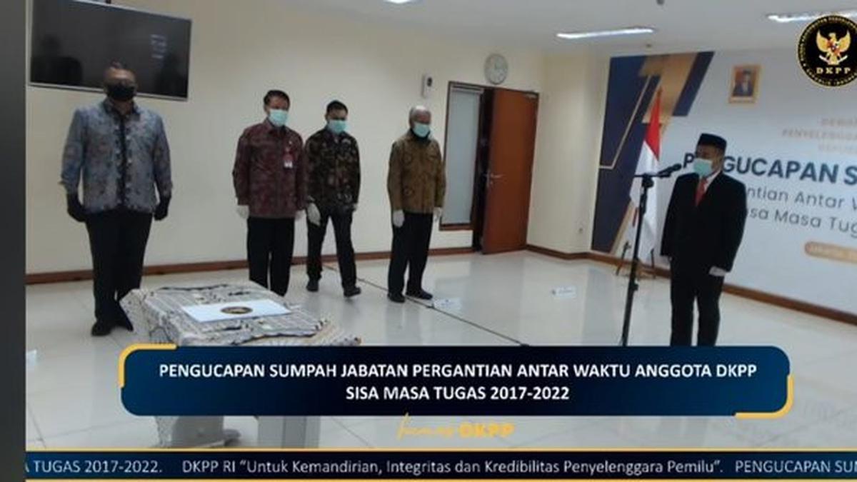 Kenakan Masker dan Sarung Tangan, Didik Supriyanto Dilantik Jadi Anggota DKPP - News Liputan6.com