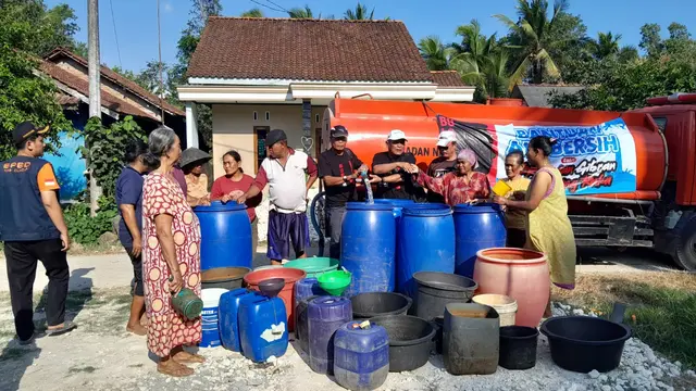 Dilanda Kekeringan, BPBD Kabupaten Bandung Salurkan 1,3 Juta Liter Air Bersih untuk 51 Desa ...