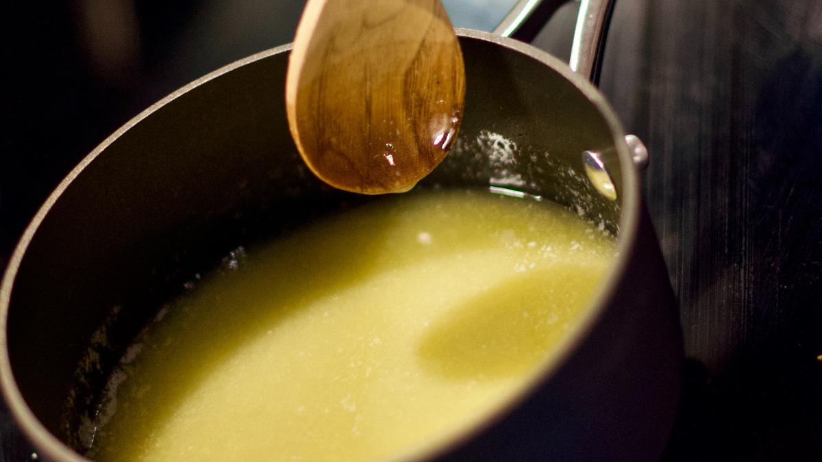 How To: 4 Cara Mengaduk Mentega Cair Dengan Tepat