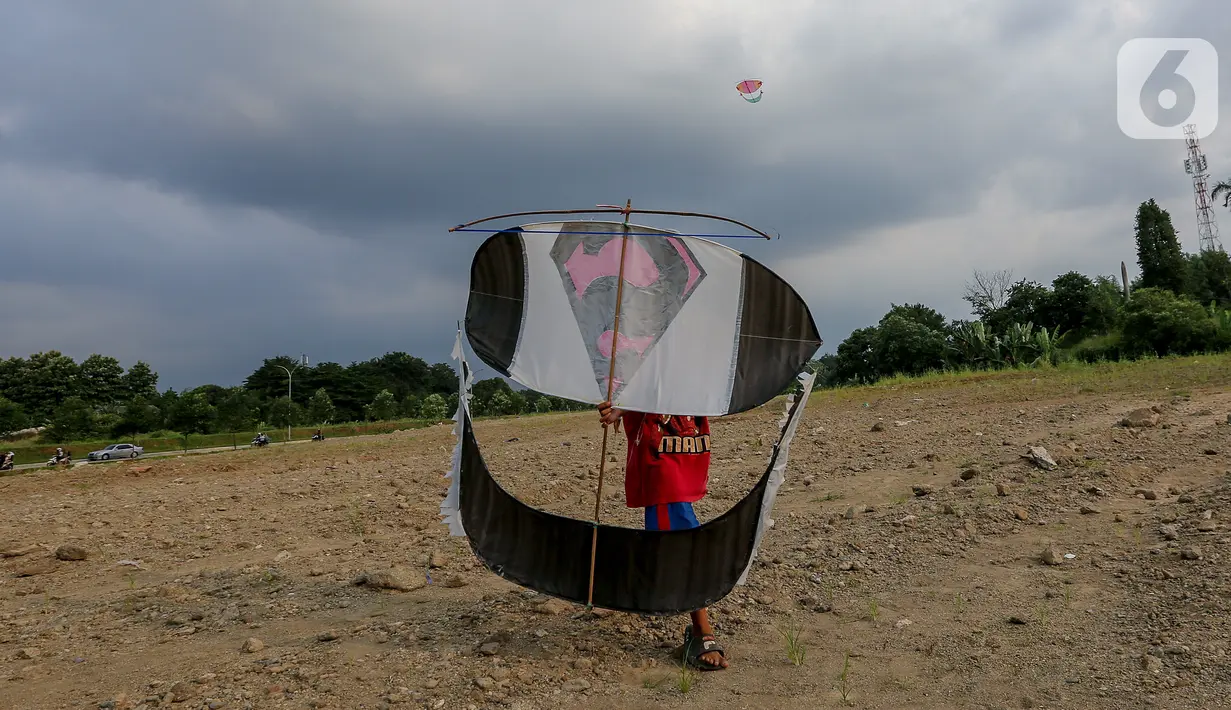 FOTO: Serunya Bermain Layangan Koang di Tengah Pandemi Covid-19 - Foto ...