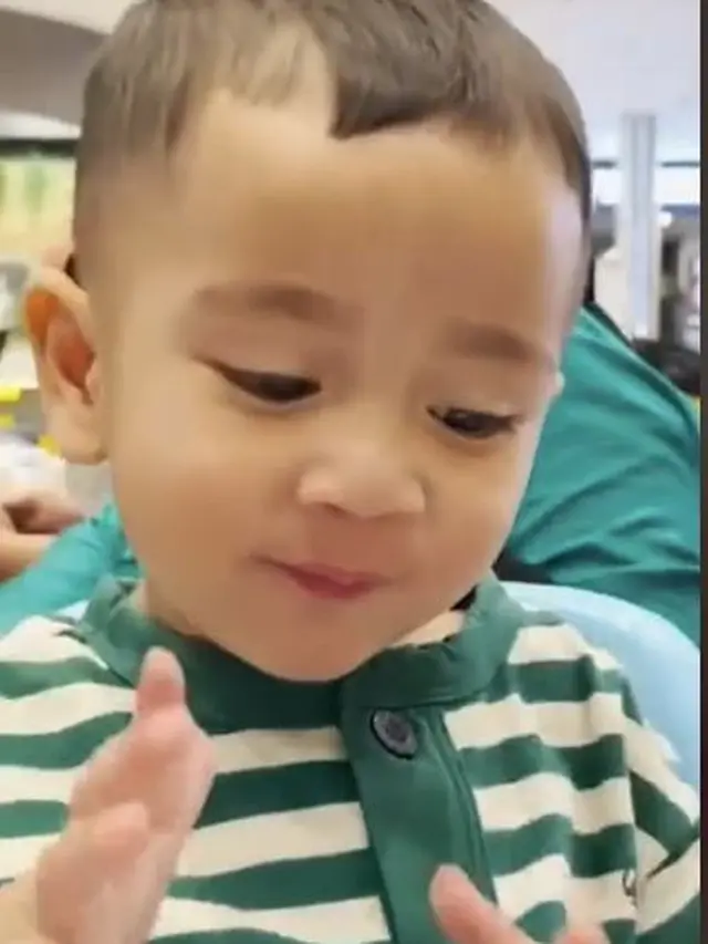 7 Potret Lucu Rayyanza Saat Minum Es Teh, Cipung Bisa Gestur Mantap ...