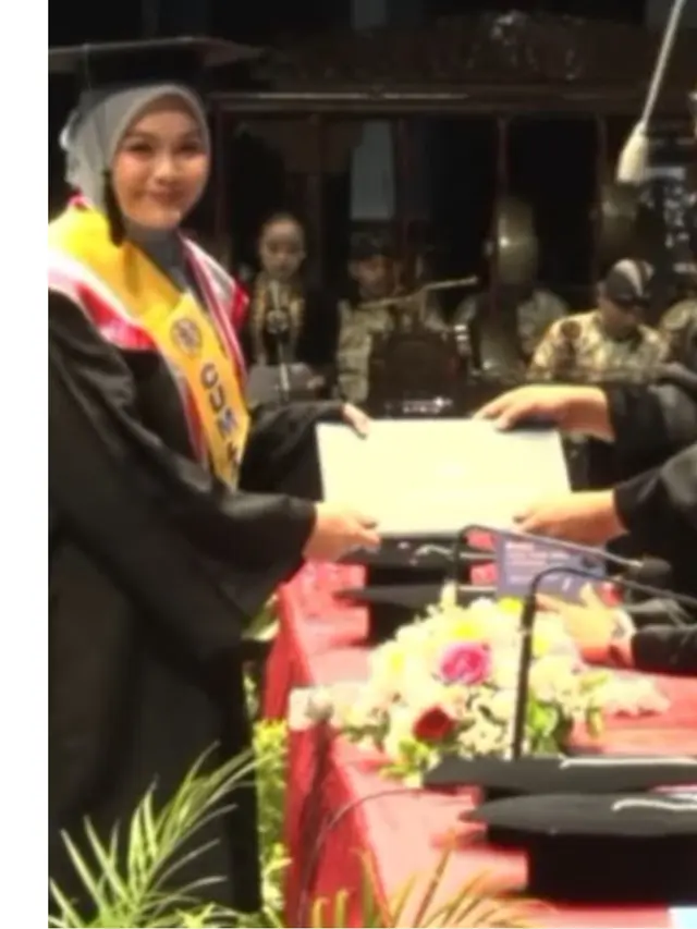 6 Potret Wisuda Salma Salsabil dari ISI Jogja, Raih Gelar Sarjana Terapan Seni - Hot Liputan6.com
