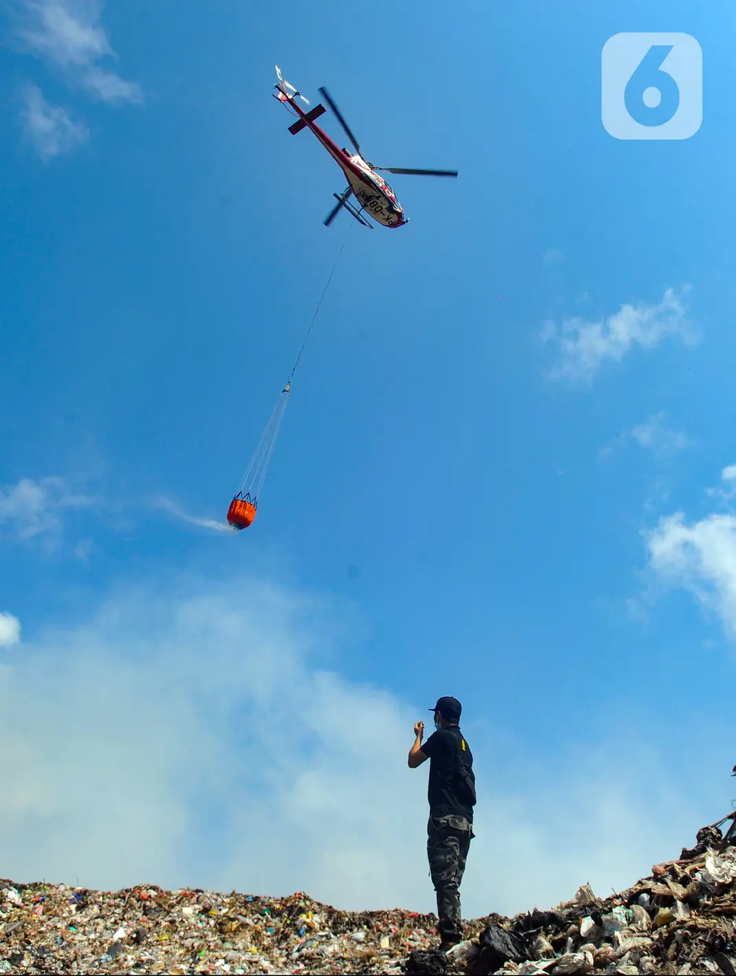 Raider TNI AD dan Helikopter Water Bombing Dikerahkan Padamkan Kebakaran TPA Suwung Denpasar ...
