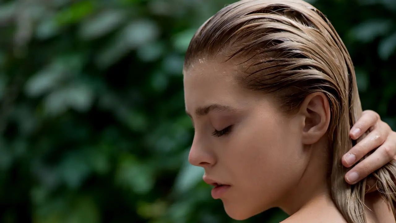 5 Rekomendasi Vitamin untuk Rambut Kering Agar Lembut dan Mudah Diatur