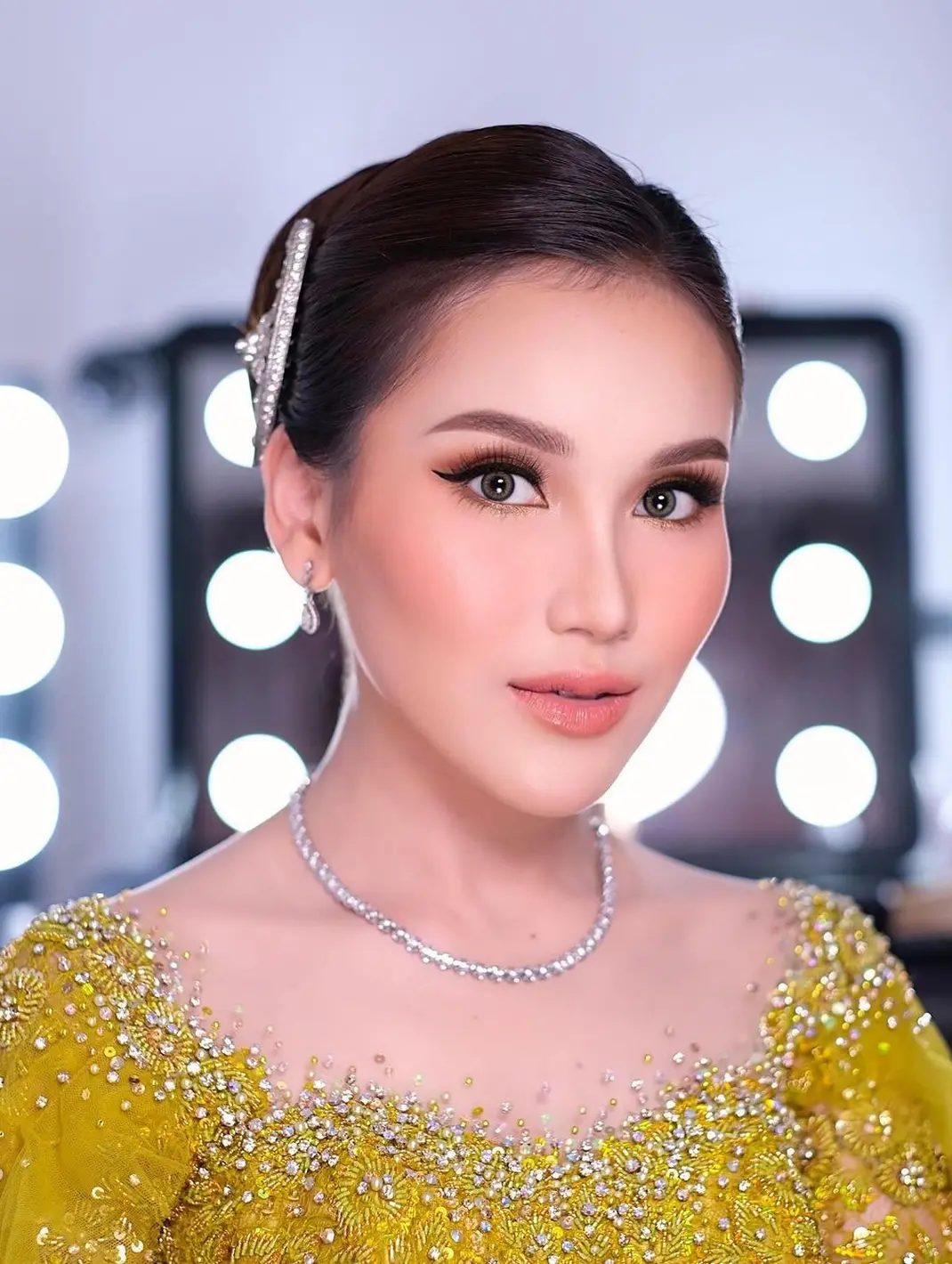 6 Potret Ayu Ting Ting dengan Kebaya dan Makeup Flawless saat Kondangan
