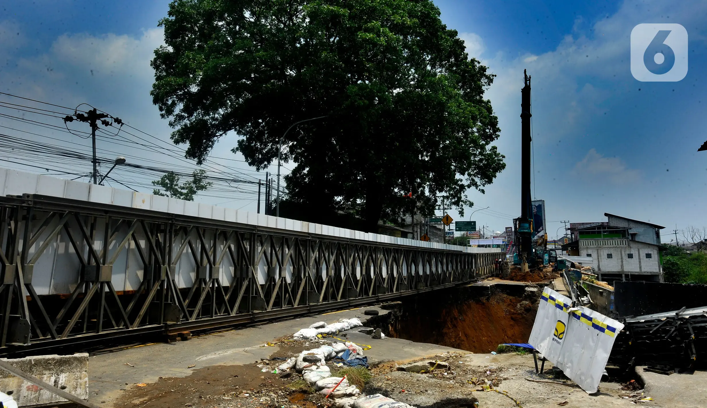 Jembatan Bailey Cikereteg Penghubung Bogor-Sukabumi Sudah Mulai Bisa Dilewati - Foto Liputan6.com