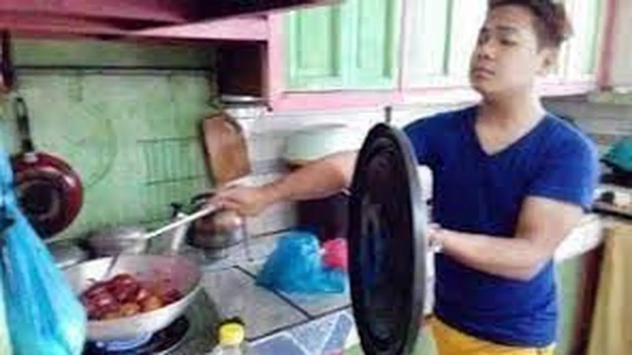 6 Aksi Cowok Bak Perang Saat Masak Ini Nyeleneh, Bikin Ngakak - Hot Liputan6.com
