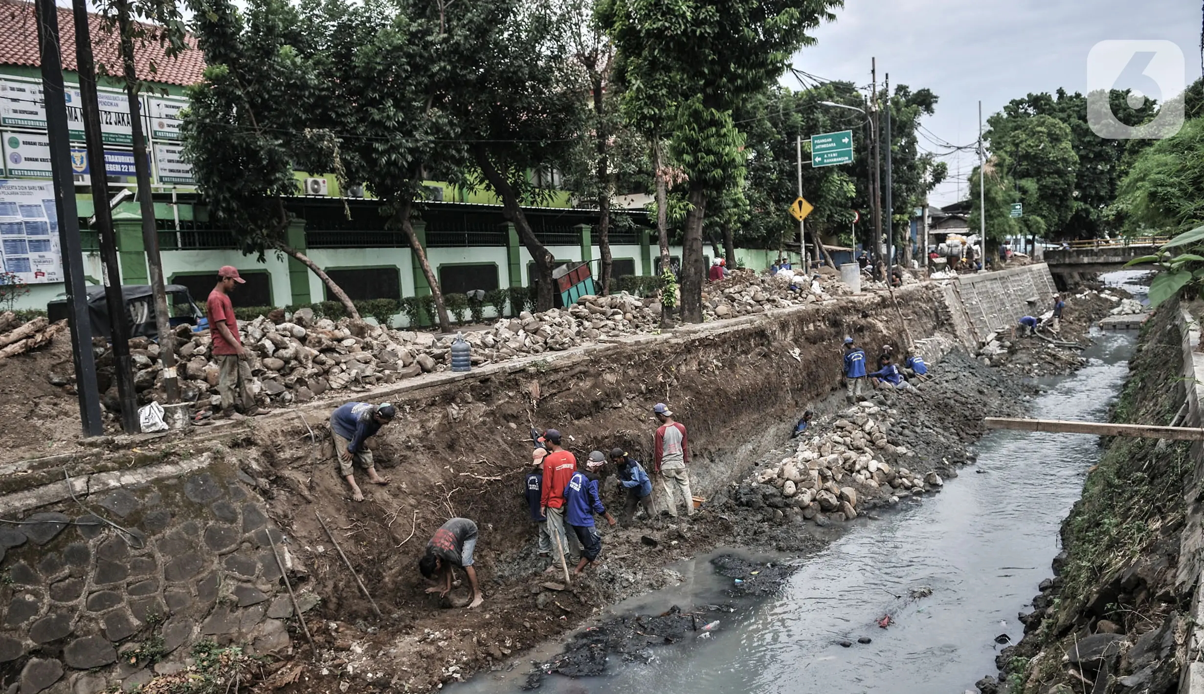 FOTO: Memantau Perbaikan Turap Kali Utan Kayu - Foto Liputan6.com