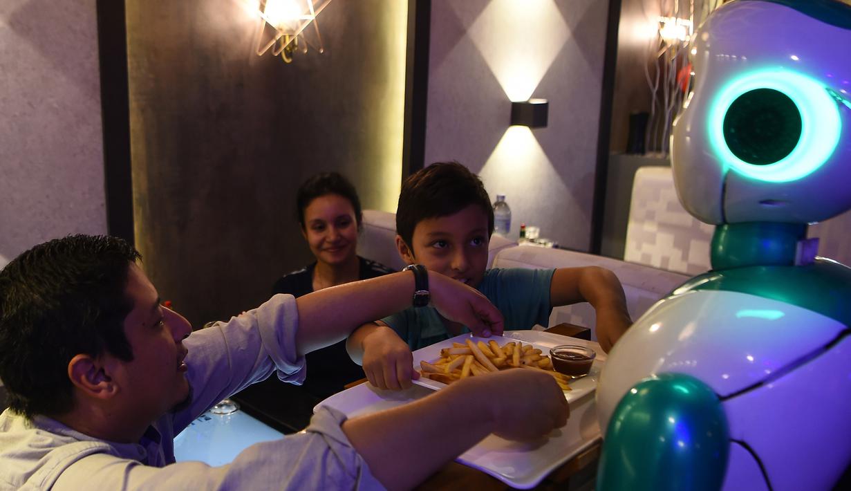 FOTO: Ginger, Robot Pelayan Restoran Pertama di Nepal - Foto Liputan6.com