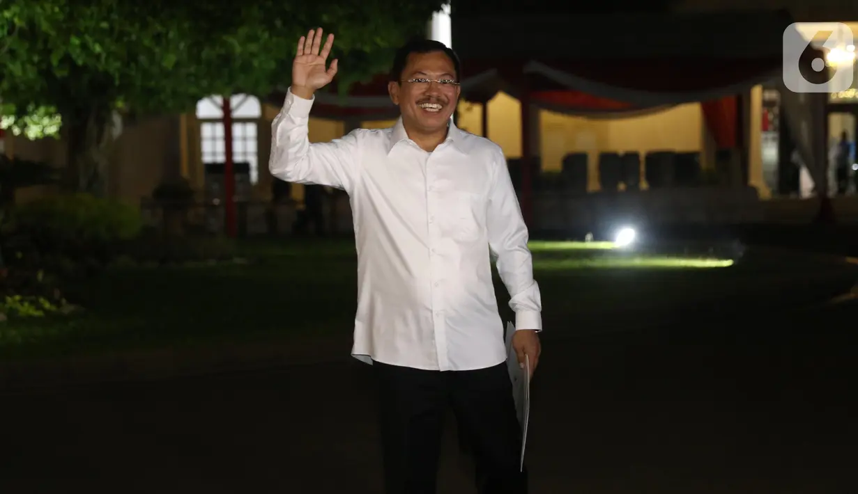 FOTO: Dokter Terawan Tinggalkan Istana dengan Senyum - Foto Liputan6.com