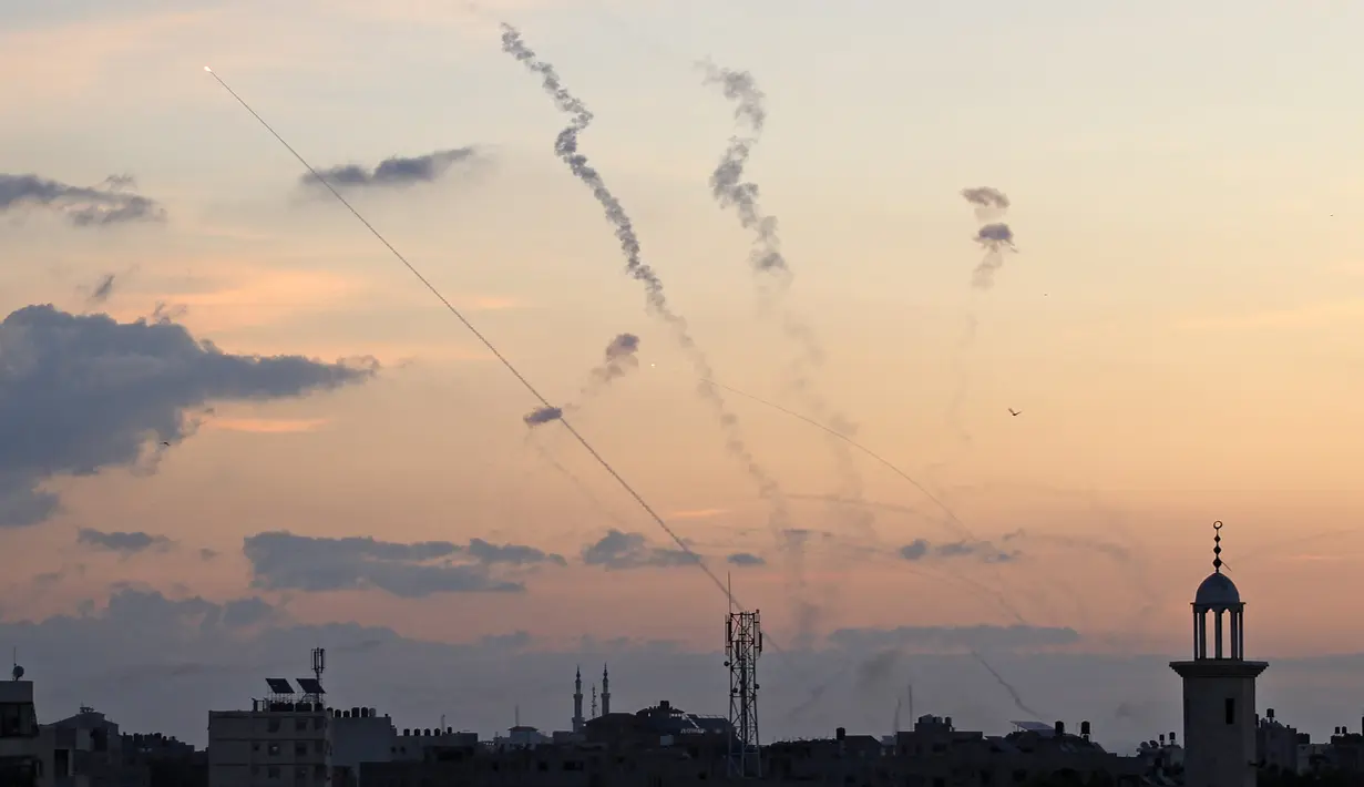 Puluhan Roket Ditembakkan dari Gaza Menuju Israel - Foto Liputan6.com