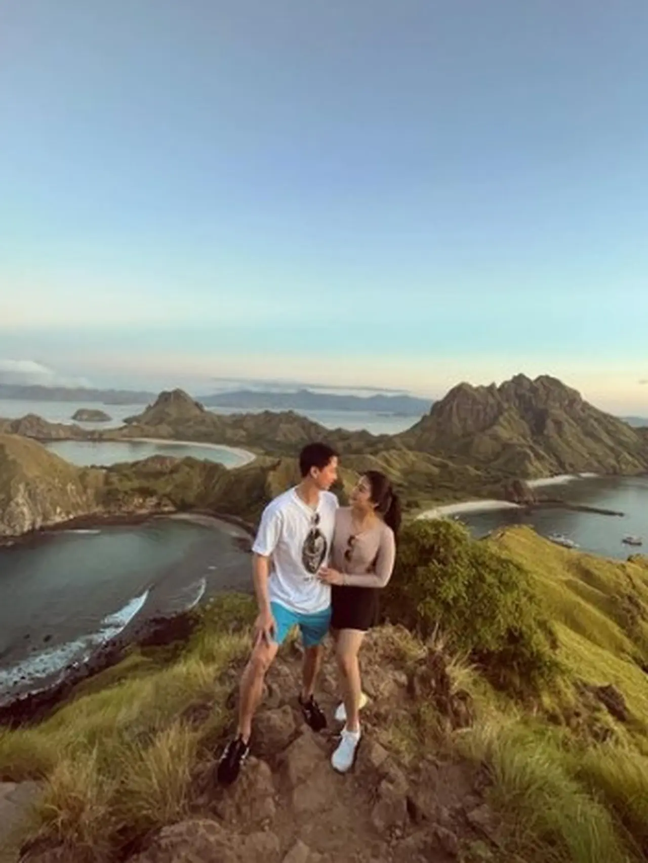 Senyum Bahagia Kevin Sanjaya dan Valencia Tanoesoedibjo Saat Bulan Madu ...