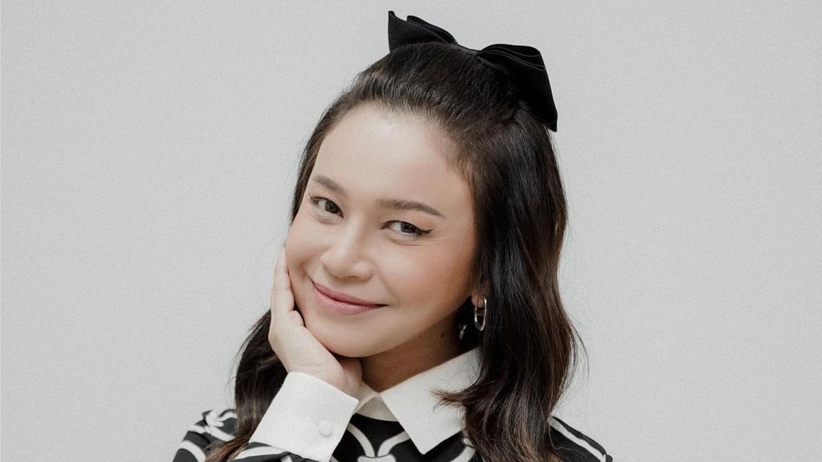 8 Potret Gaya Busana Rossa yang Dibilang Tampak Lebih Muda