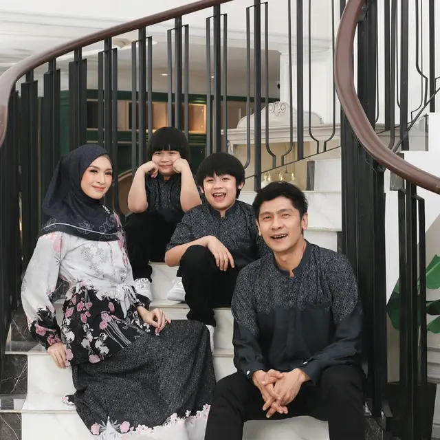 6 Potret Keluarga Kecil Donita dan Adi Nugroho, 10 Tahun Harmonis dengan Dua Anak - Hot Liputan6.com