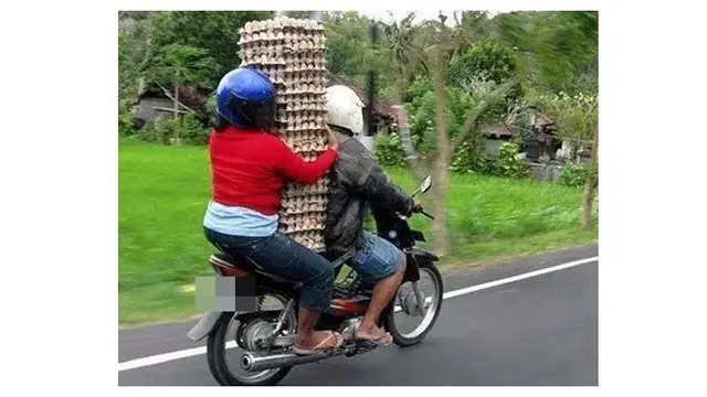 6 Potret Nekat Bonceng Orang Sekaligus Bawa Banyak Barang Ini Bikin Tepuk Jidat - Hot Liputan6.com