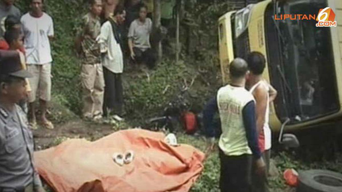 Tak Kuat Nanjak, Truk Lindas Pengendara Sepeda Motor - News Liputan6.com