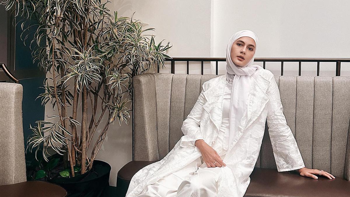Potret Paula Verhoeven Cantik Berhijab Setelah Umrah - Foto Liputan6.com