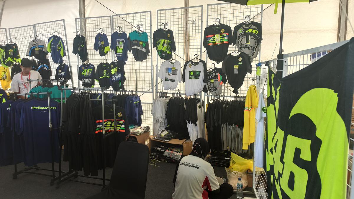 Berburu Merchandise Valentino Rossi di MotoGP Mandalika 2022 - Otomotif ...