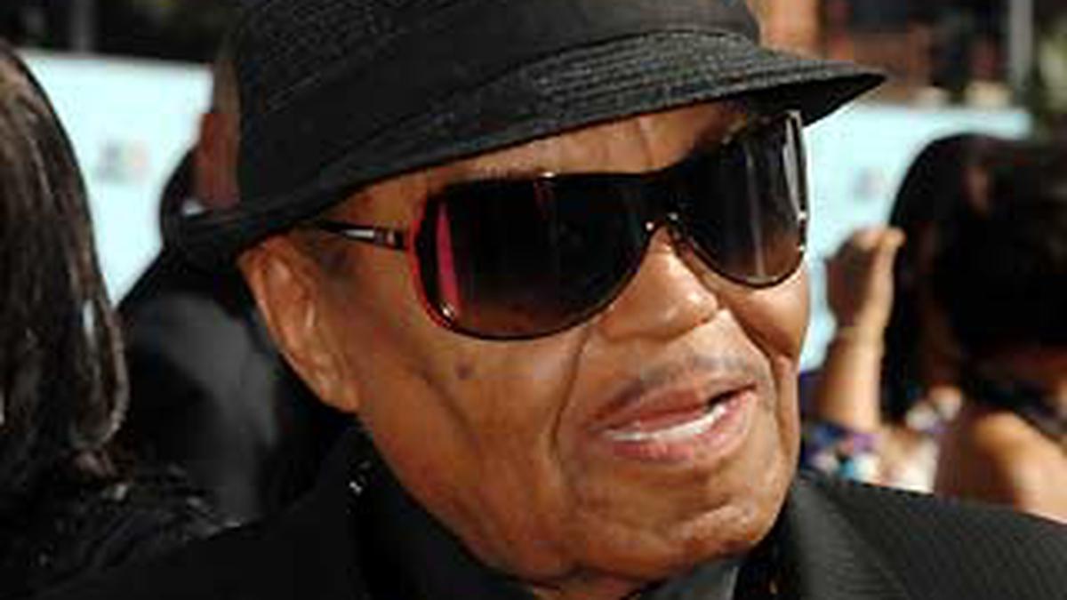 Hakim Izinkan Ayah Jackson Terima Laporan Medis - ShowBiz Liputan6.com