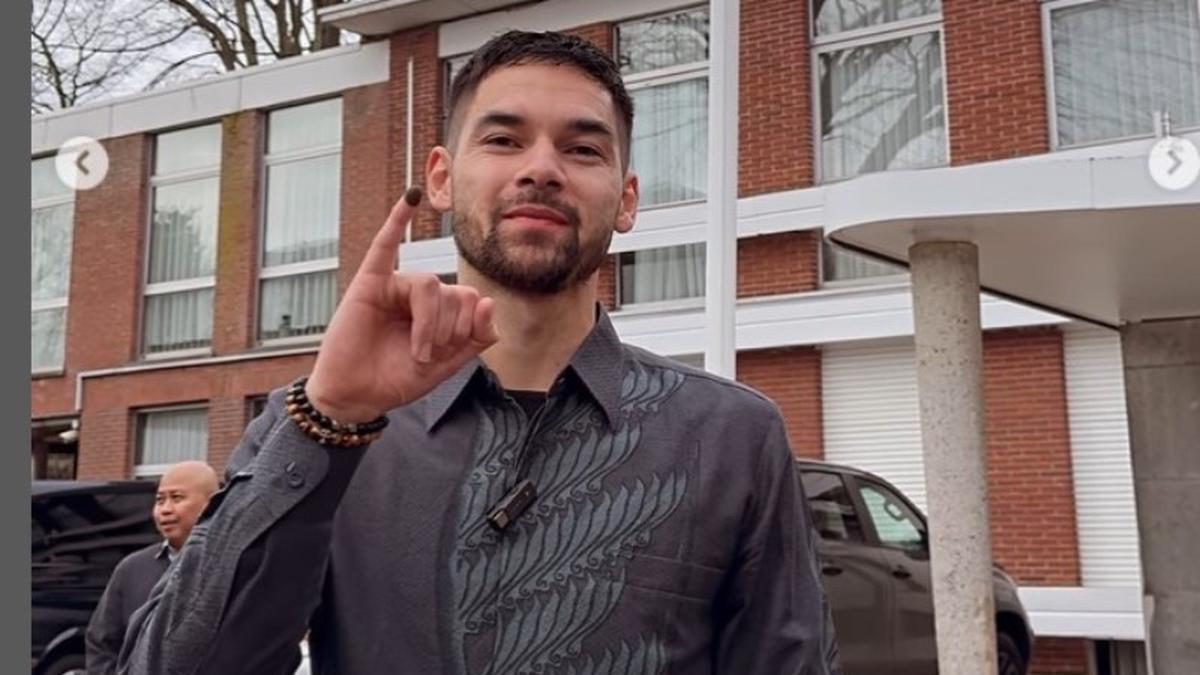 Sandy Walsh Pakai Kemeja Batik Saat Pertama Kali Ikut Mencoblos di ...