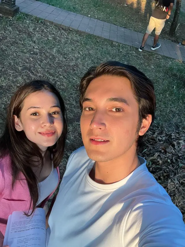 8 Potret Mesra Sandrinna Michelle dan Junior Roberts, Gaya Pacaran ...