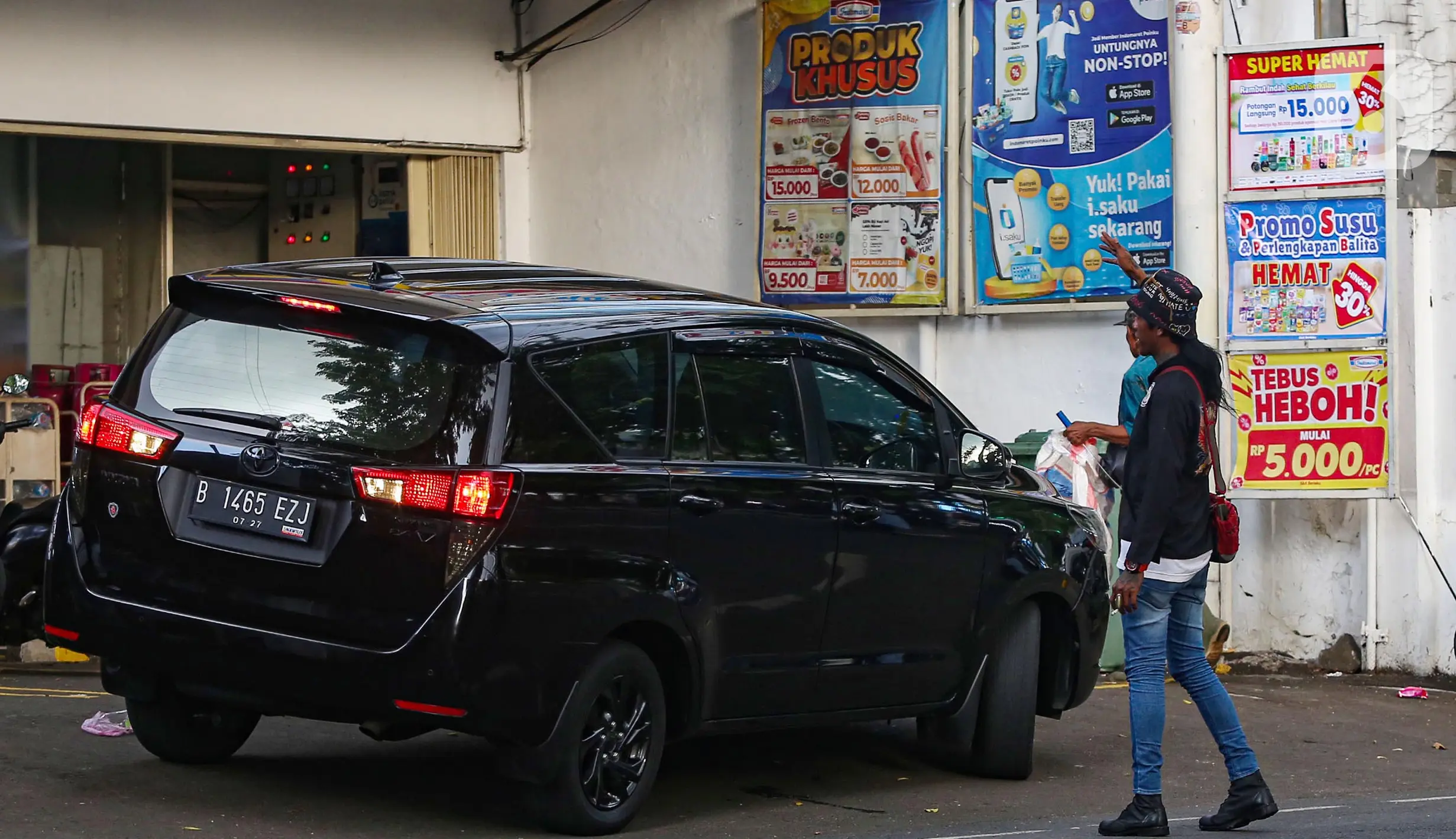 Juru Parkir Liar Kembali Marak di Minimarket Jakarta - Foto Liputan6.com
