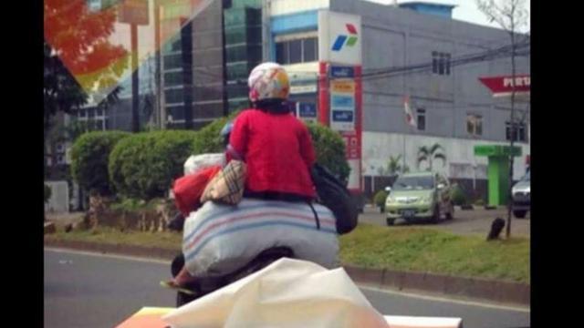 Kumpulan Potret Ibu-Ibu Dibonceng Naik Sepeda Motor, Aksinya Bikin Ngilu - Otomotif Liputan6.com