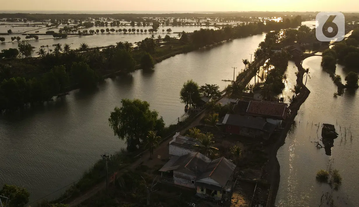 FOTO: Kenaikan Air Laut Pantai Bahagia Muara Gembong - Foto Liputan6.com