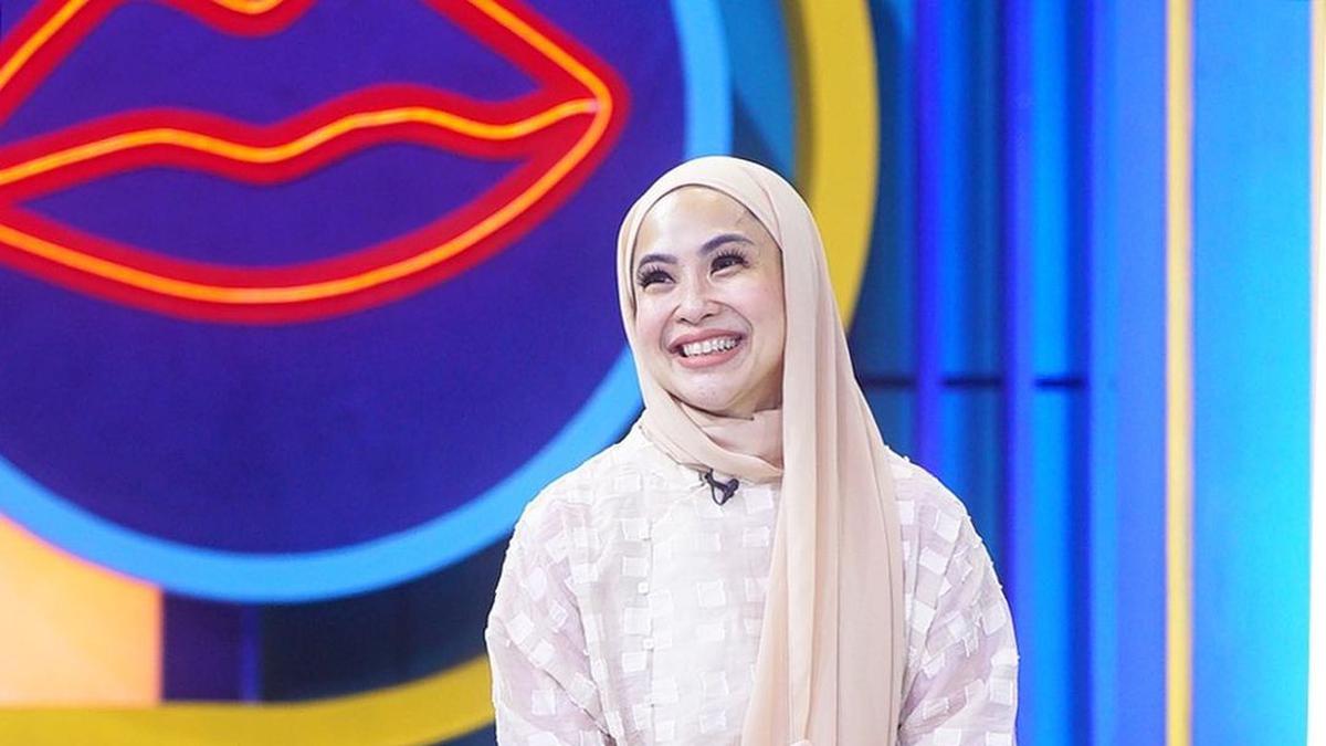 8 Potret Gaya Feni Rose Kini Tampil Berhijab Setelah Pulang Umrah ...
