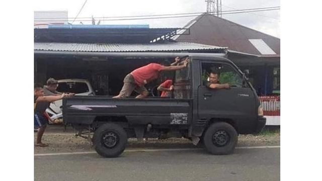 6 Aksi Orang Dorong Kendaraan di Jalan Raya Ini Bikin Geleng Kepala ...