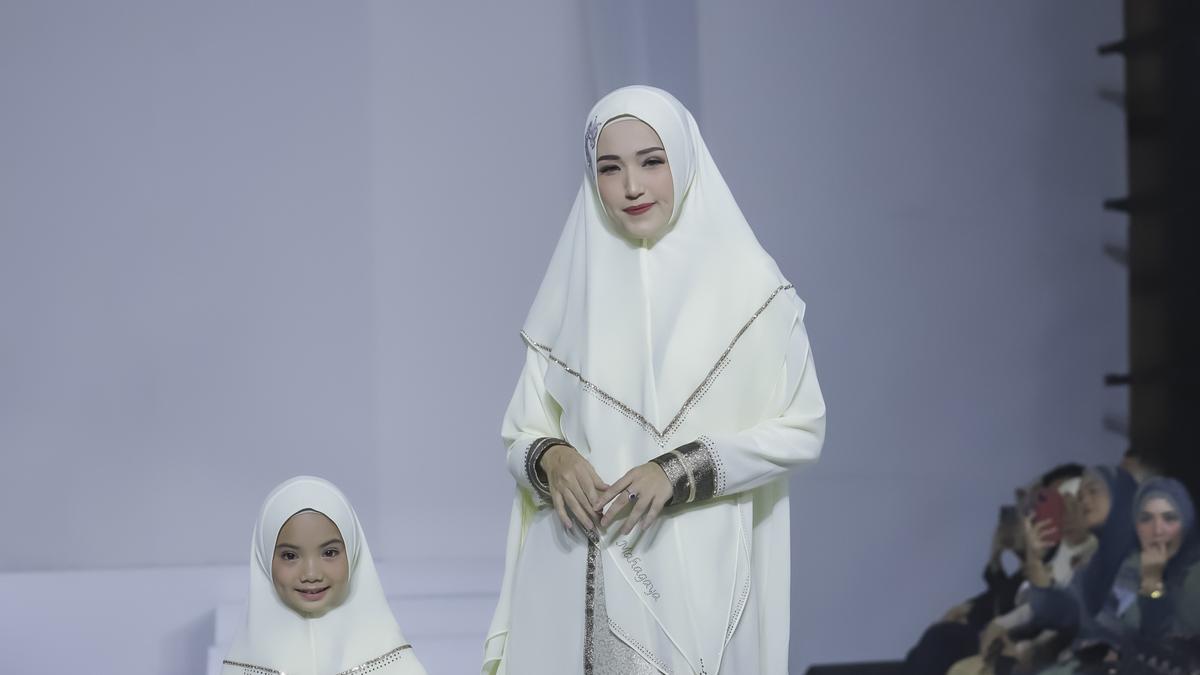 Model Seragam Baju Lebaran 2023 dari Keluarga Angelina Sondakh-Adelia Pasha