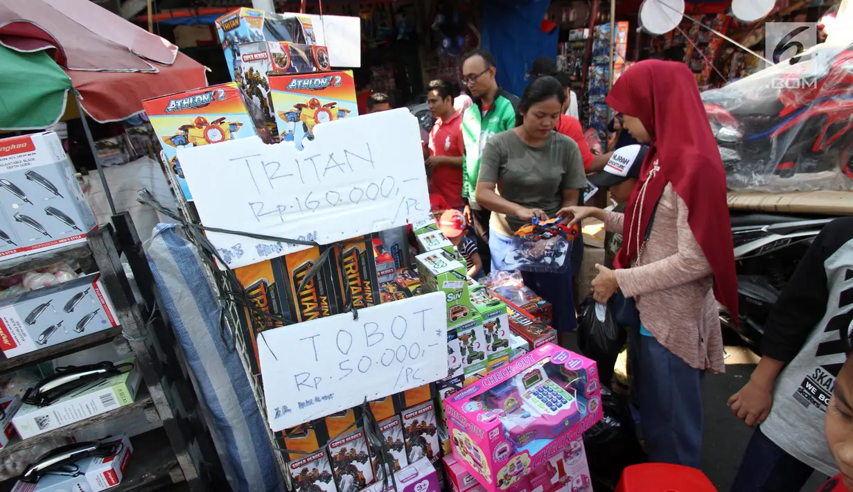 FOTO: Libur Lebaran, Anak-Anak Serbu Toko Mainan Pasar Gembrong - Foto ...