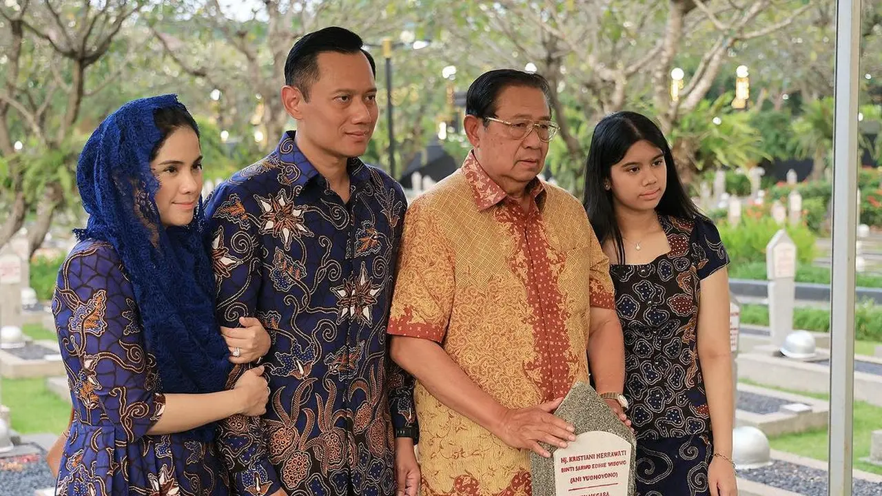 7 Momen Annisa Pohan dan Keluarga Ziarah ke Makam Ani Yudhoyono, Ungkap ...