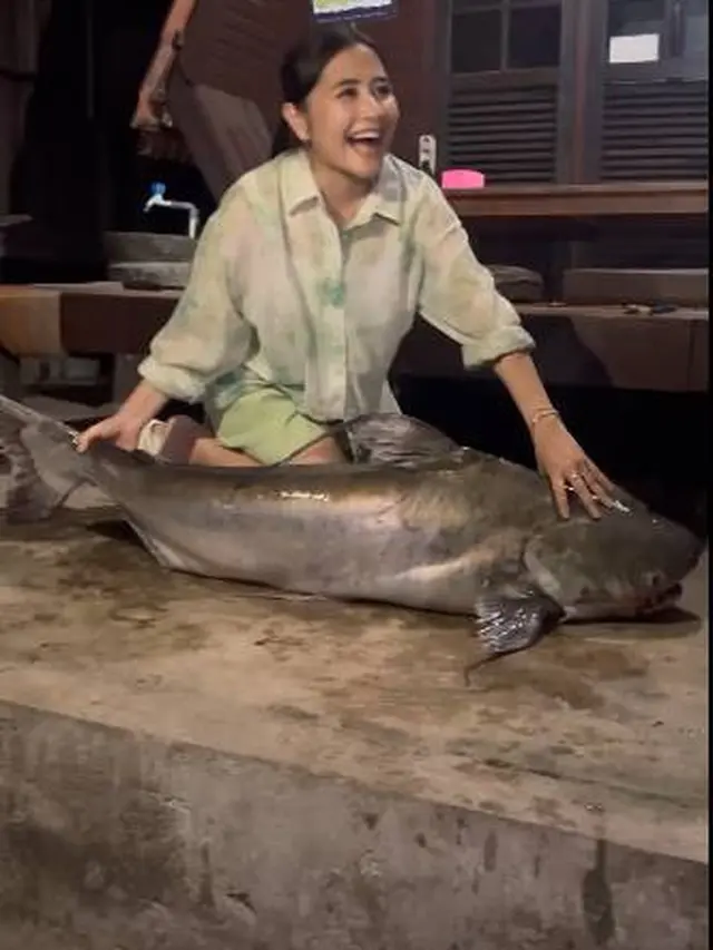 Rayakan Ultah, Ini 7 Potret Prilly Latuconsina Mancing di Banda Neira - Hot Liputan6.com