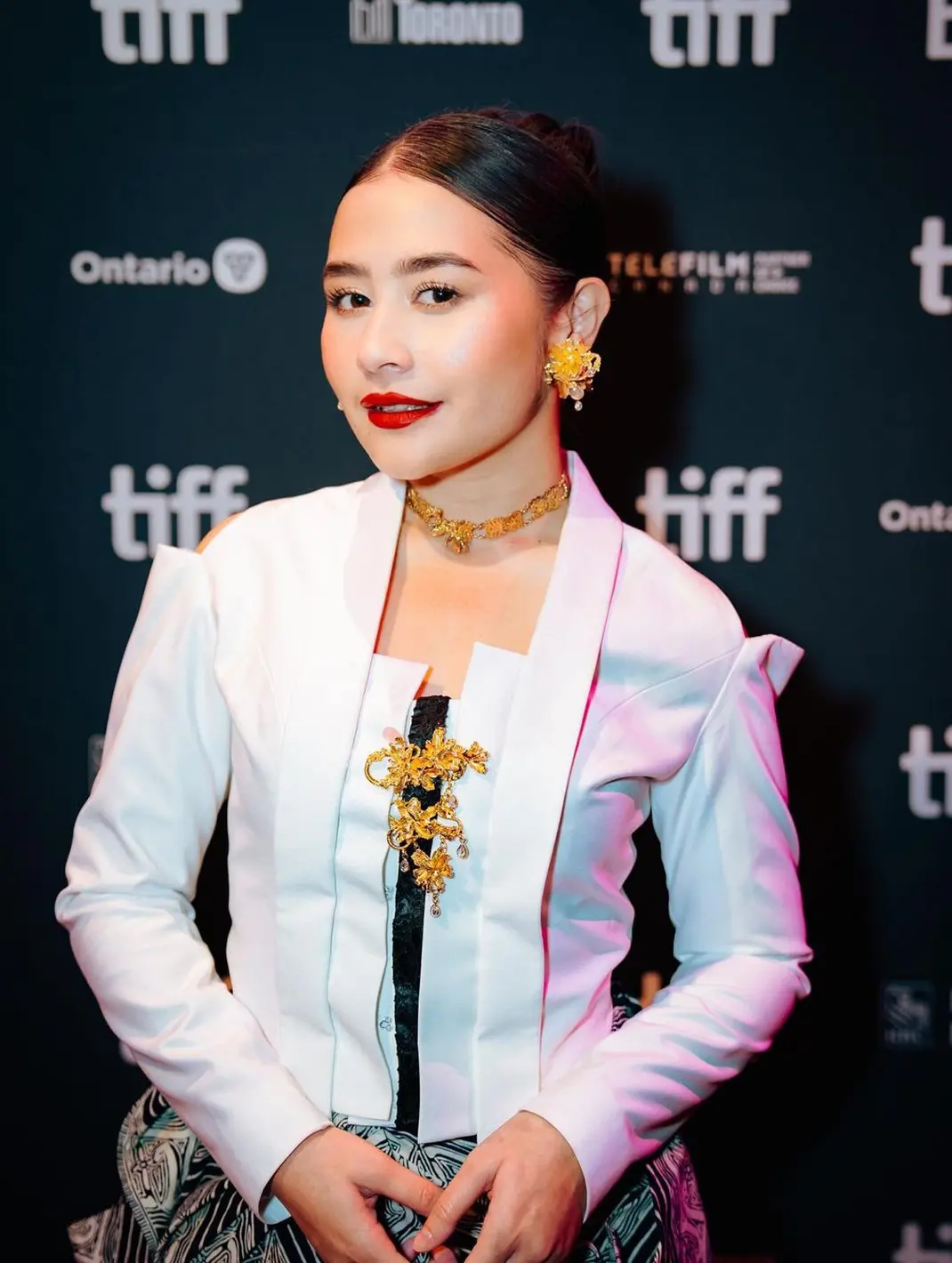 8 Gaya Elegan Prilly Latuconsina dengan Kebaya Modifikasi dan Makeup ...