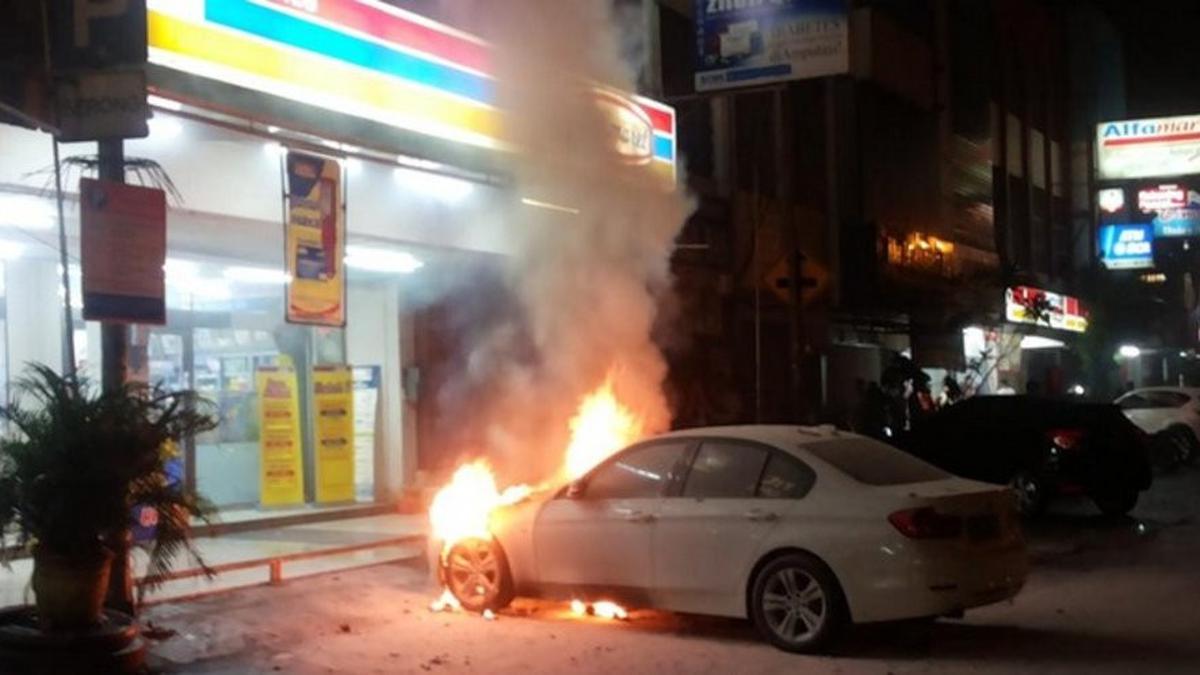 BMW putih terbakar di depan Indomaret Kelapa Gading - Berita Otosia.com