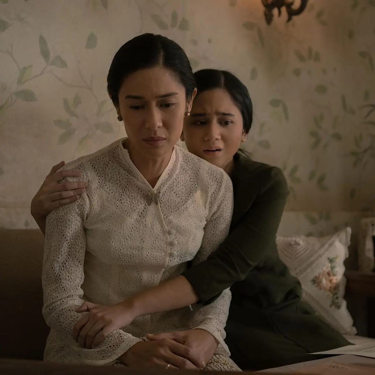 7 Potret Kompak Tissa Biani dan Dian Sastrowardoyo di Balik Serial ...