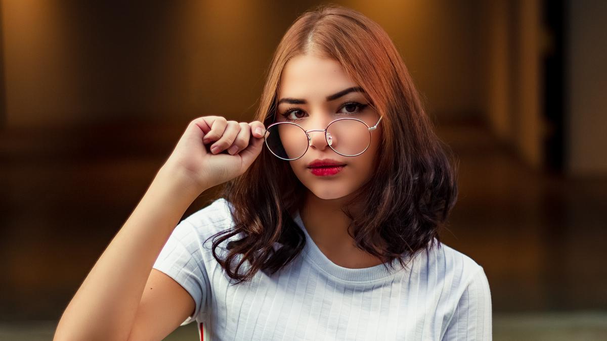 Menggunakan Kacamata Lebih Nyaman dengan 5 Trik Ini - Fashion Fimela.com