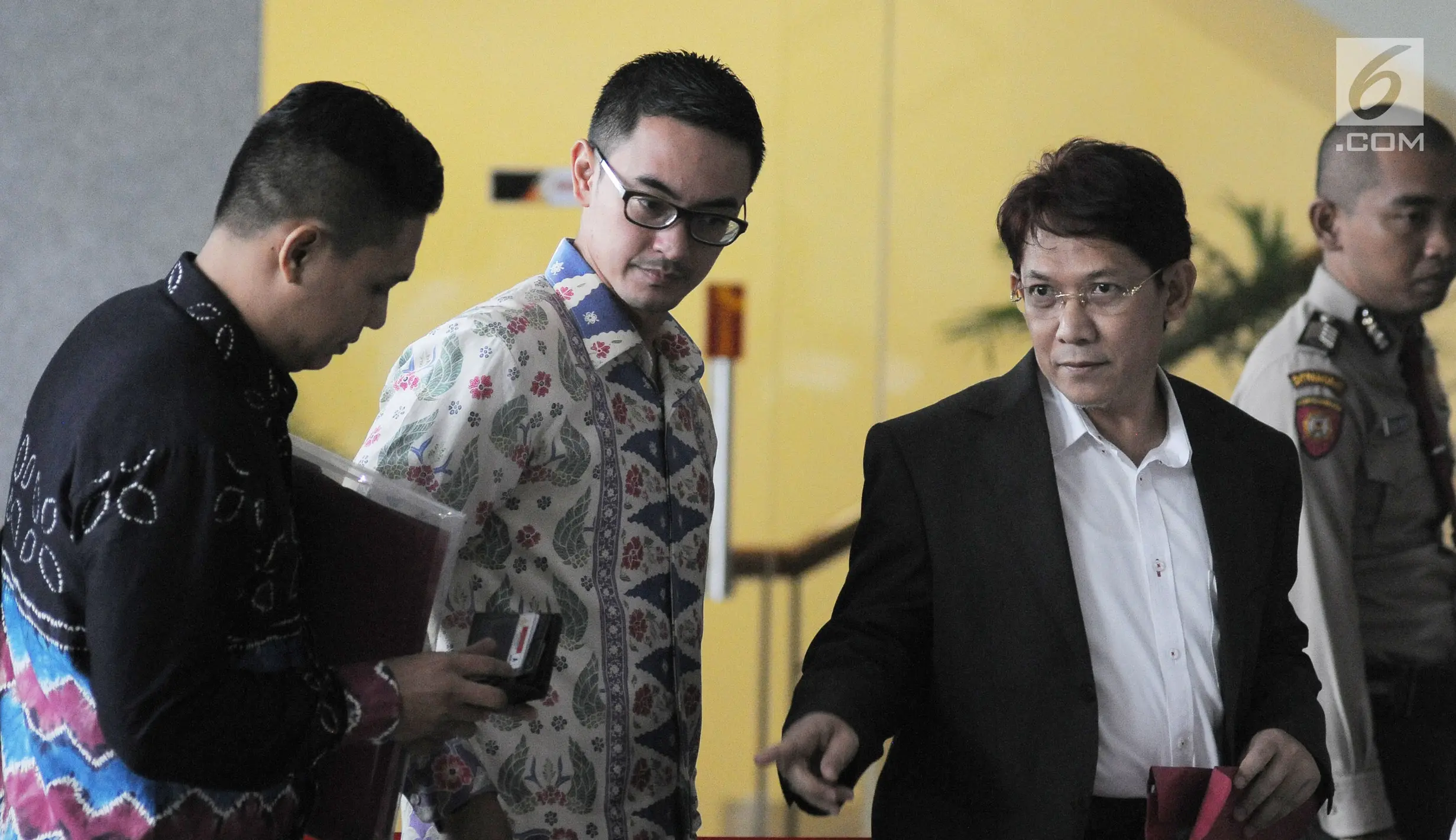 FOTO: Zumi Zola Diperiksa Perdana sebagai Tersangka - Foto Liputan6.com