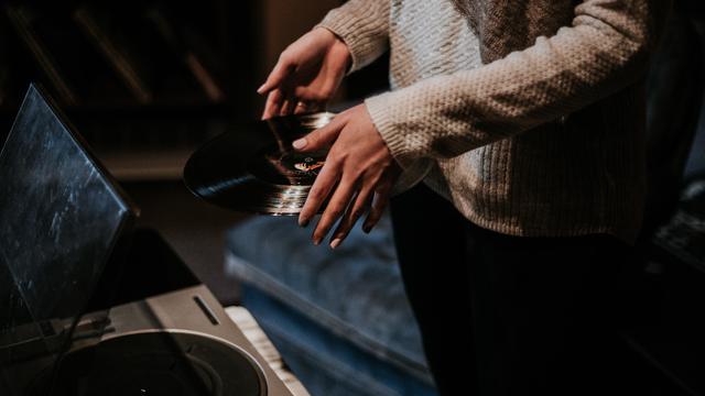 6 Cara Merawat Piringan Hitam, Penikmat Musik Harus Paham - Hot ...