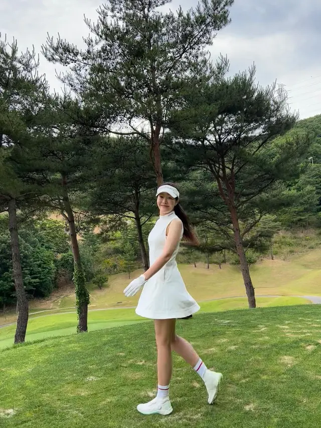 6 Gaya Uhm Ji Won Si Pemeran Antagonis Little Women di Lapangan Golf ...