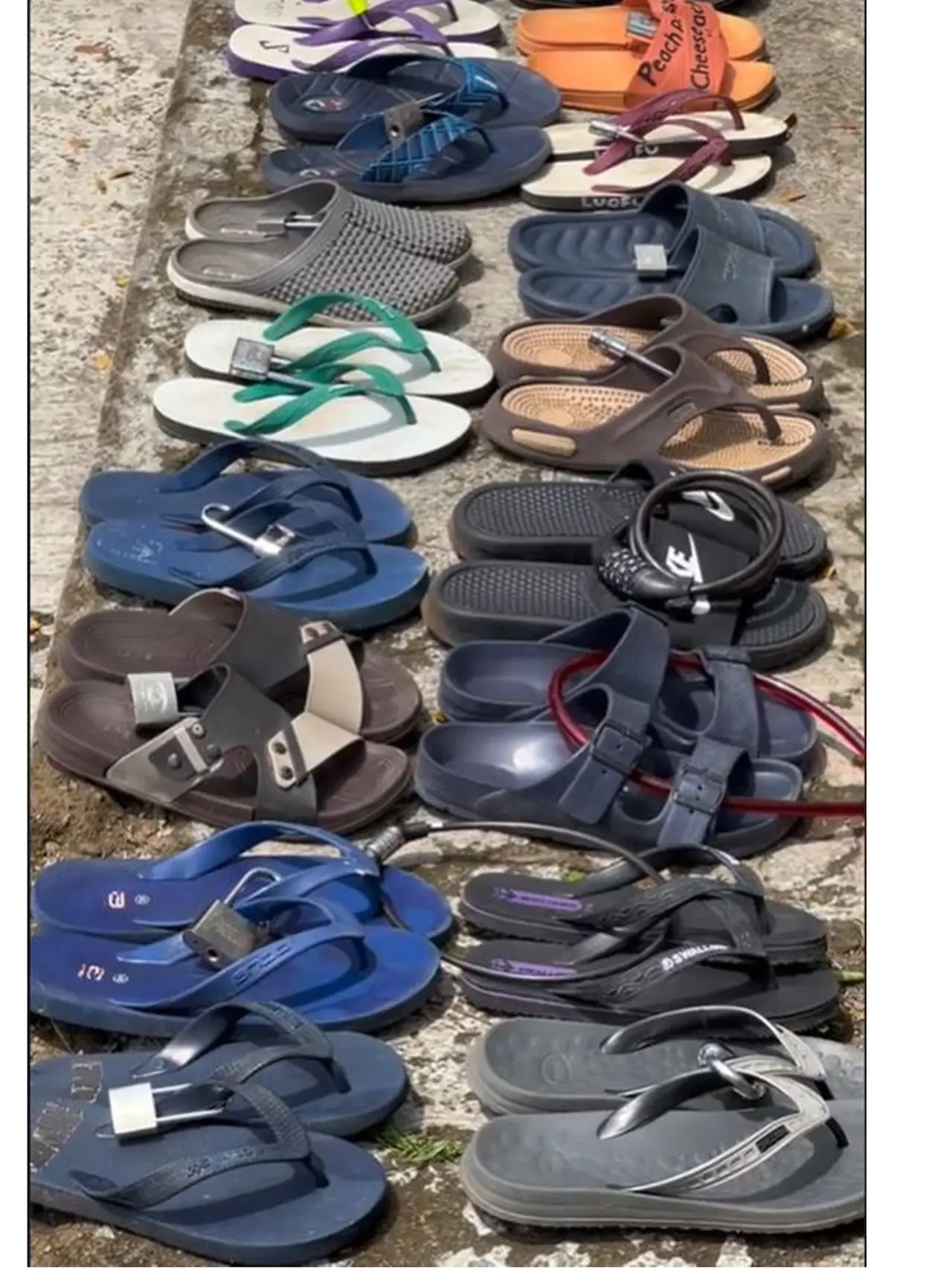 6 Potret Sandal Jepit Dipasang Gembok Anti Maling, Bikin Geleng Kepala ...