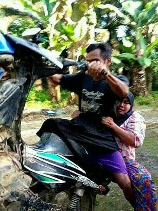 Kumpulan Potret Ibu-Ibu Dibonceng Naik Sepeda Motor, Aksinya Bikin Ngilu - Otomotif Liputan6.com