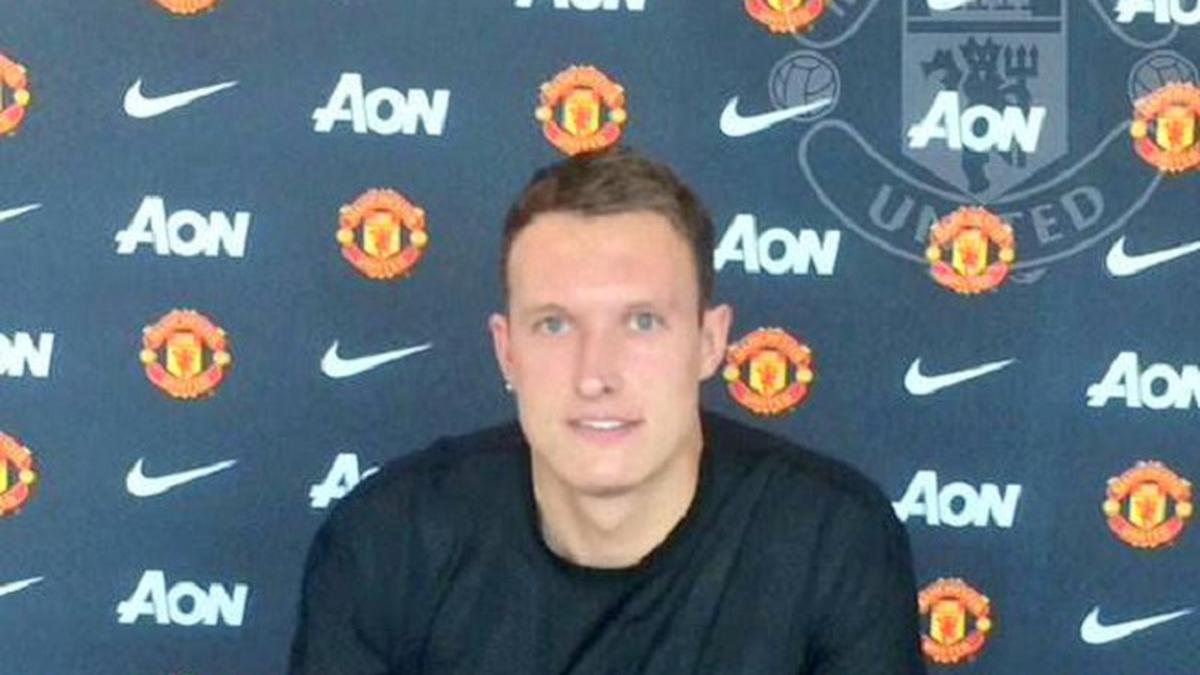 Phil Jones Perpanjang Kontrak di MU