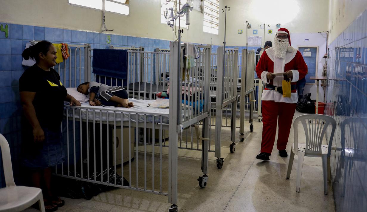 Sinterklas Beri Hadiah Natal ke Anak-anak di Rumah Sakit Venezuela
