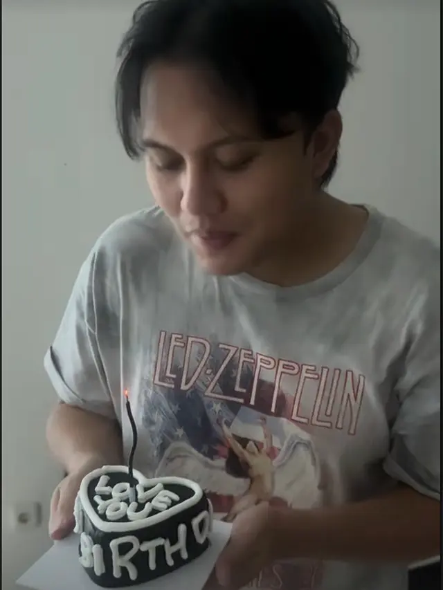 6 Potret Kejutan UItah Sederhana Rizky Febian dari Mahalini, Bahagia ...