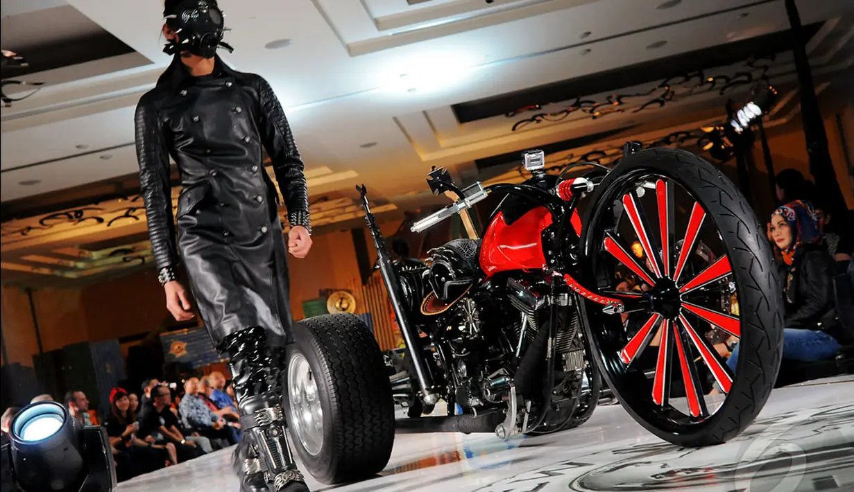 Saat Sepatu Biker dan Rocker Jadi Inspirasi Fashion - Foto Liputan6.com