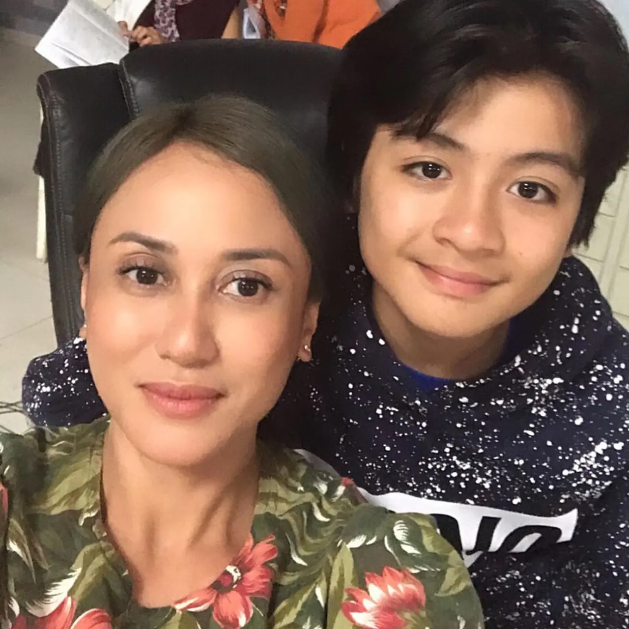 Potret Ria Probo Bareng 6 Pemain Dari Jendela SMP, Bak Ibu Kandung ...